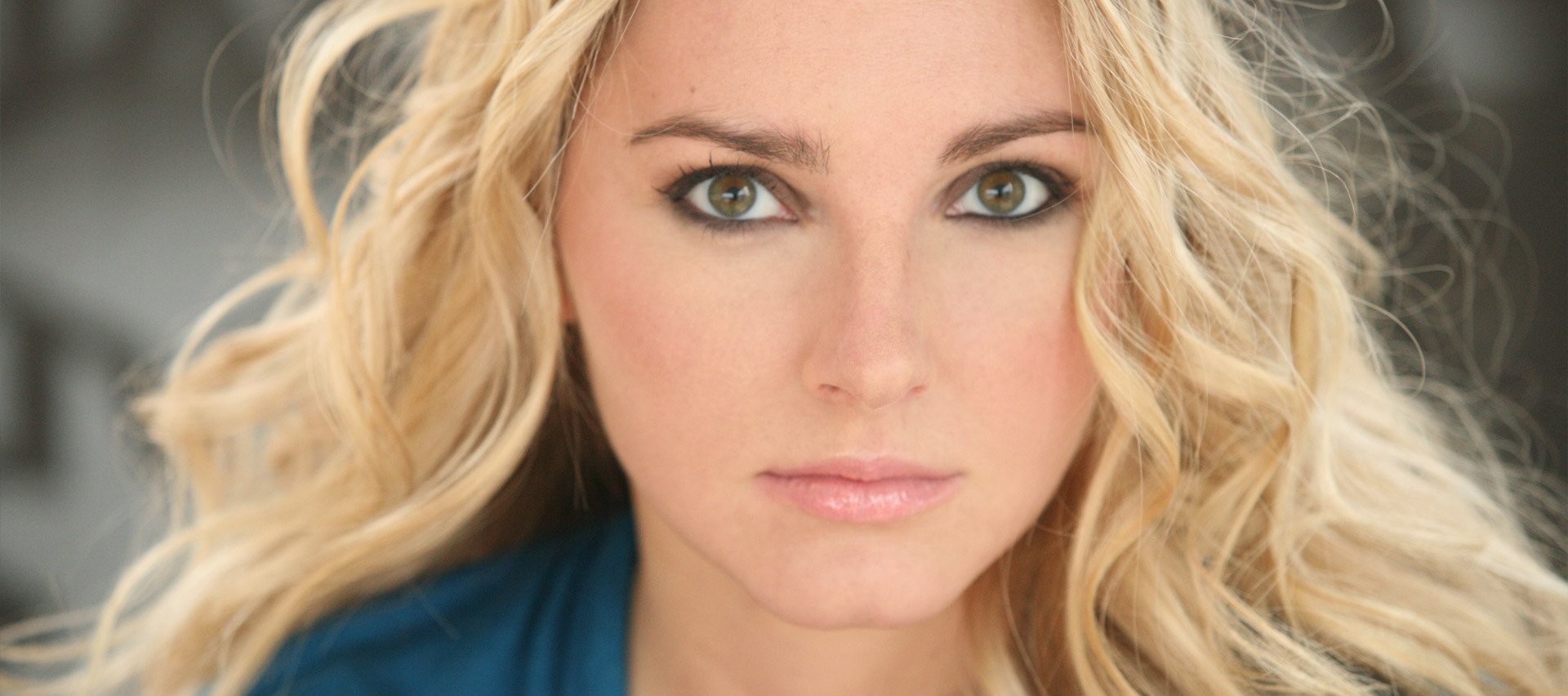 Anna Debecki | OFFICIAL WEBSITE
